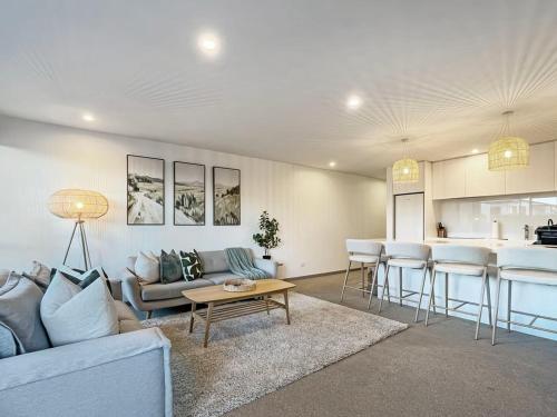Charming Retreat | Balcony, Views And Garage - Queenstown