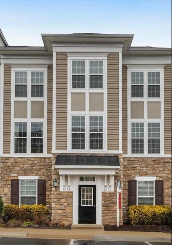 Single Room In Townhouse - Clifton, VA