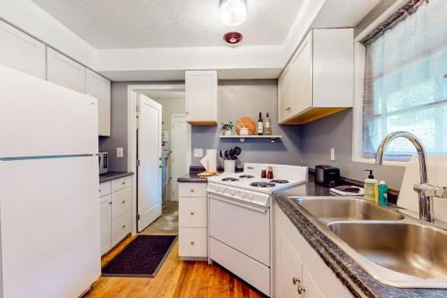 Oak Grove Getaway - Oregon City, OR