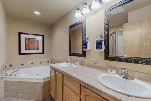 Icicle Village Resort 402: Juniper Studio - Leavenworth, WA
