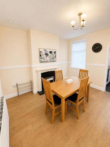 Modern Two Bedroom Home In Hartshill Great Location Easy Transport - Stoke-on-Trent