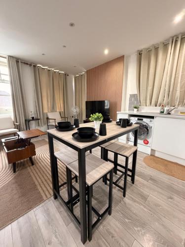 Green Haven, Cozy 2 Bed Apts, Park View, Family Retreat And Contractors - Wolverhampton