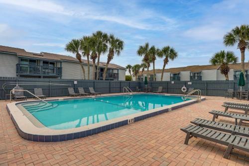 < Half-mi To Fort Clinch Beach! Condo W/ Balcony - Fernandina Beach, FL