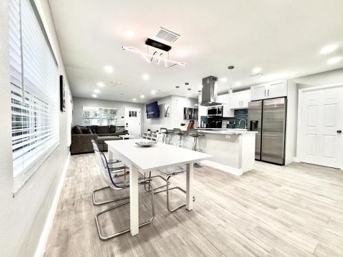 Sleeps 12, 8 Min To Downtown Tampa Renovated 3br, Monthly Stays Welcome - Tampa, FL