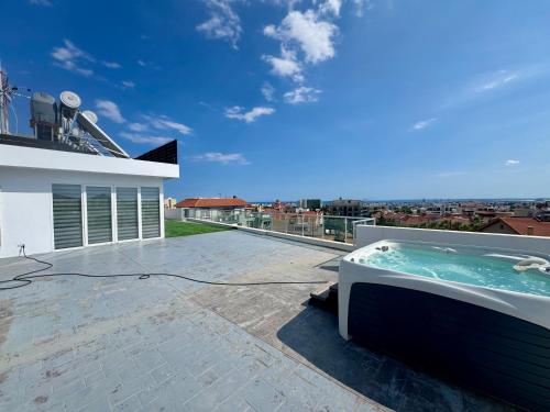 Sky Villa Penthouse With Private Outdoor Hottub - Limassol