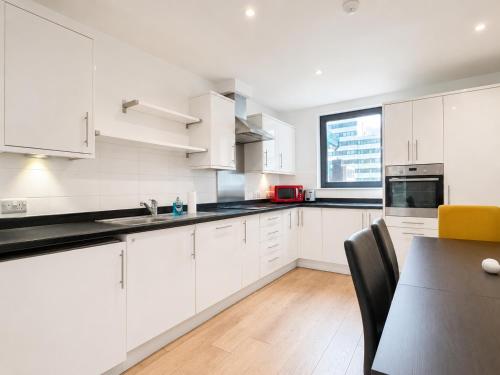 Steps From Wembley Stadium L Ovo Arena L Free Parking Available L 3 Bedroom Apartment With Balcony I - Edgware