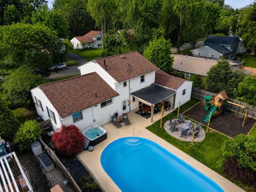 Pool-hottub-gameroom-firepit-gym-sauna-playground - Dublin, OH
