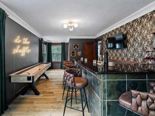 Poker-bar-shuffleboard-firepit-walkable-sleeps 10 - Berea, OH