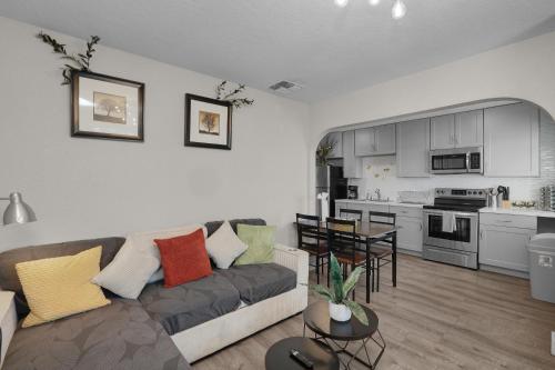 Spacious 2br Condo, Steps To Downtown Gilbert, King Bed & Laundry - Gilbert, AZ