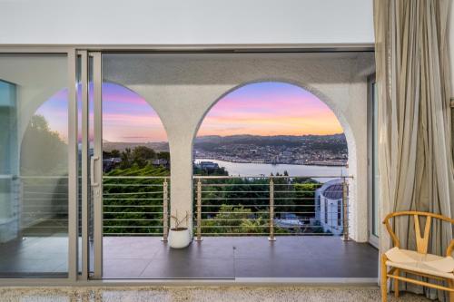 Luxury Hilltop Retreat - Views, Heated Pool, Sleeps 10 - Dunedin