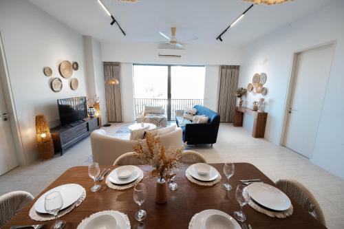 Batu Ferringhi By The Sea 2br Suite 6 Pax - Batu Ferringhi