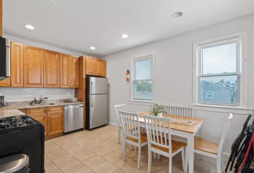 Rainforest Retreat Spacious 4br 2ba Duplex Minutes From Nyc Sleeps 16 - New York City