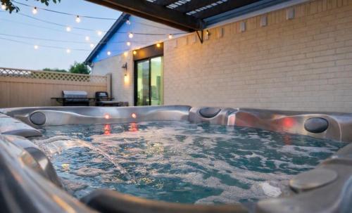 Modern Oasis W Hot Tub Fire Pit Near Dfw Dallas - Carrollton, TX
