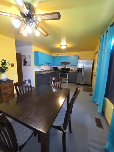 Retro 2 Br Home 6 Mins To United Center With Parking - Chicago, IL