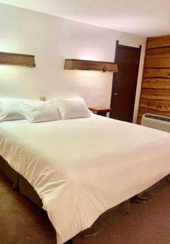 Bridge Inn Tomahawk - 1st Floor,1 King Bed,1 Reclining Chair, Walkout, River View - Wisconsin