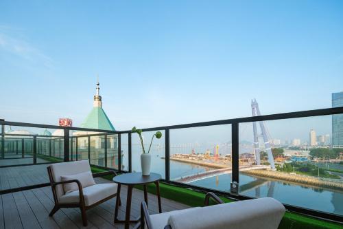 Atour Hotel Dalian Xinghai Square Centennial City Sculpture Seaview - Dalian