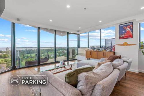 City And Lake Views With Balcony Pool, Free Parking And Fireworks - St Kilda