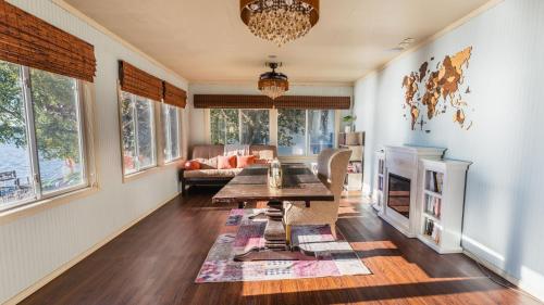 Eagle's Last Light- Lakefront Escape, Fire Pit, Pets & Scenic Views - Appleton, WI
