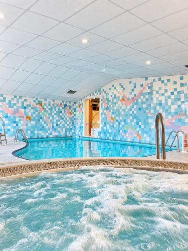 White Cliffs Family Caravan With Pool Near Dover - Kent