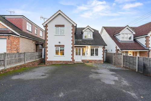 Large 4 Bedroom House Bricket Wood, Van & Car Parking, Sleeps 8 - Saint Albans