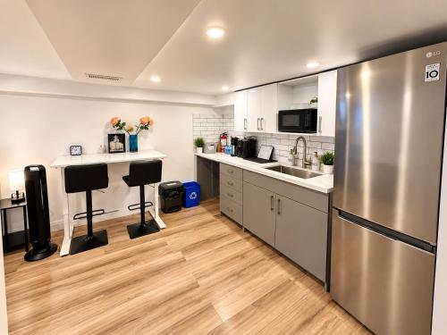 Pvt Studio Near Waterloo Airport & Minutes To Downtown Basement Unit No Pet Allowed - Kitchener
