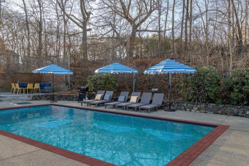 Spacious Poolside Boston Stay Sleeps 8 Pet Friendly - Weston, MA