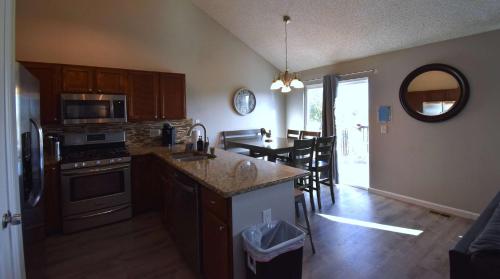 Comfortable Family Friendly Home On Quincy Reservoir - Denver, CO