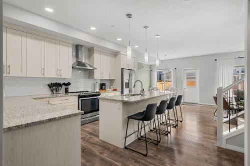 Livingston 5br Group Home – 3 Kitchens, 3 Living Rooms, Central Ac, Garage - Calgary