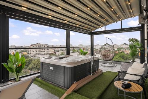 Crown Penthouse - Luxurious, Spa & Vista , By Uni88 - Bucharest