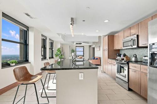 Stylish High-rise Loft In Downtown Detroit City Views - Detroit, MI