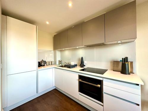 Super Trendy Apartment - Free Parking & Fast Wifi - 1 Minute Walk To Poole Quay - Great Location - F - Poole