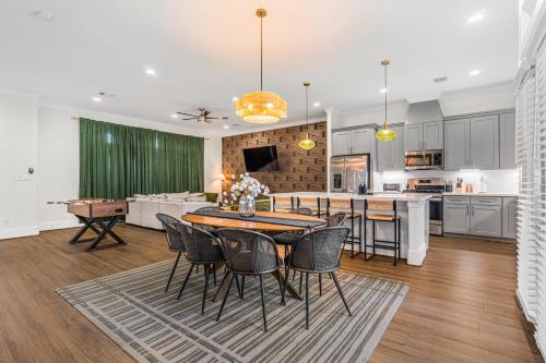 Sleeps 16+ Rooftop + Foosball + Xbox - Houston, TX