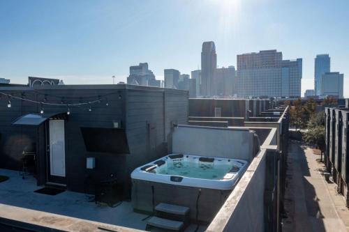 Stunning Townhome Near Uptown - Dallas, TX