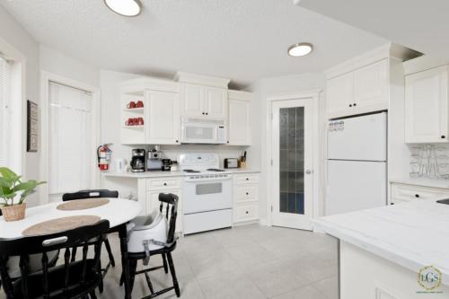 Casa Pura Vida: Hot Tub W Pool And Ping Pong Tables And Backyard Bbq - Calgary