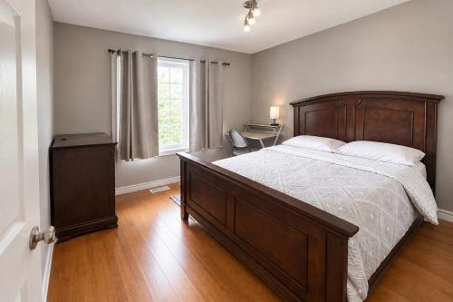 Private Queen Bedroom With Workspace, Dresser & Mini Fridge In Brampton Shared Home - 3 Baths, Full - Brampton