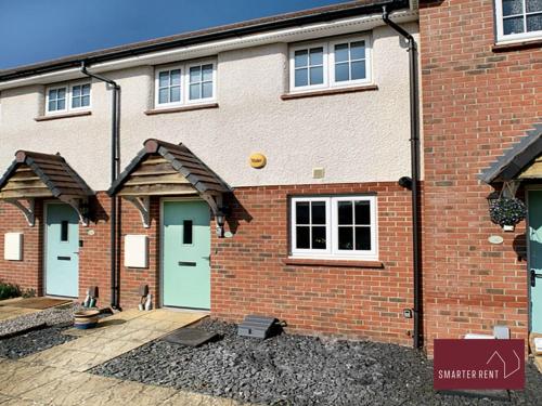 Bracknell - Modern 2 Bedroom House - With Garden - Wokingham