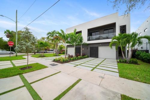 Elements Las Olas W Pool And Spa Near Beach - Fort Lauderdale, FL