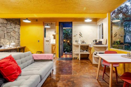 La Cabana Amarilla Al Fondo Del Bosque De Tepoztlan - Tepoztlán