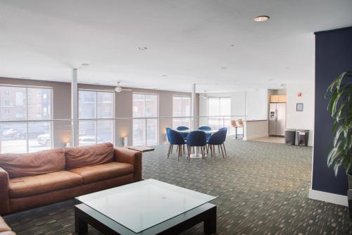 Third Ward Apt Near Summerfest With Gym And Balcony - Sleeps 4 - Milwaukee