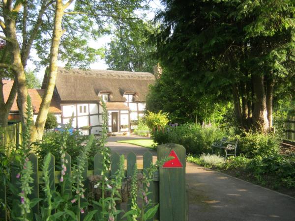 The Moats - Coddington A Small Private Thatched Cottage B&b Located In Quiet Countryside Between Ledbury And Malvern - Convenient For The Malvern Three Counties Showground And 5 Miles From Excellent Shops Restaurants And The Annual Poetry Festival Which - Ledbury