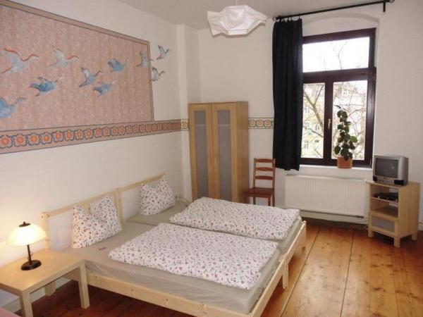 Sehr-schoene-4-raum-maisonette-fewo-mit-110qm-balkon-zentral-preiswert-t7 - Dresde