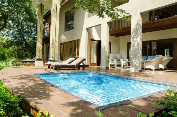 Villa Rostrata-on-lake - Hazyview