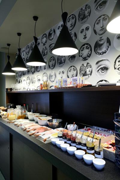 Square Hotel - Neuville-en-Ferrain