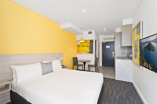The Modern Queen - Camperdown