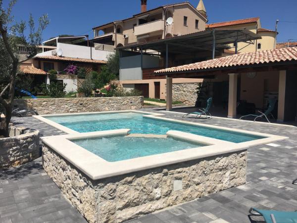 Apartments ČEh - Medulin