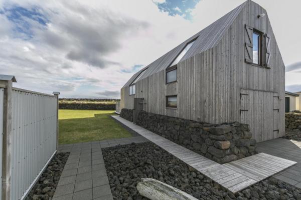Barn House By The Sea - Iceland