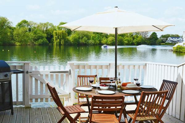 Swan Lake Lodge - Gloucestershire
