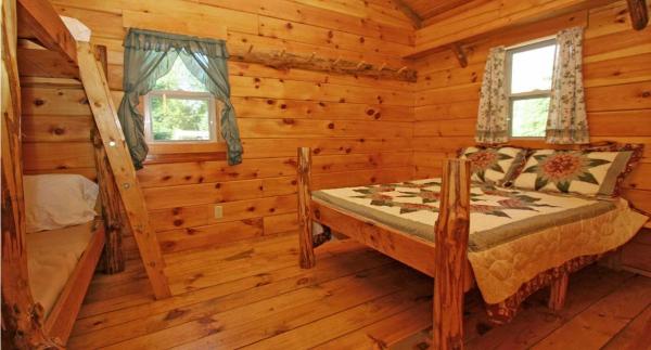 Robin Hill Camping Resort Deluxe Cottage 13 - Pocono Mountains, PA