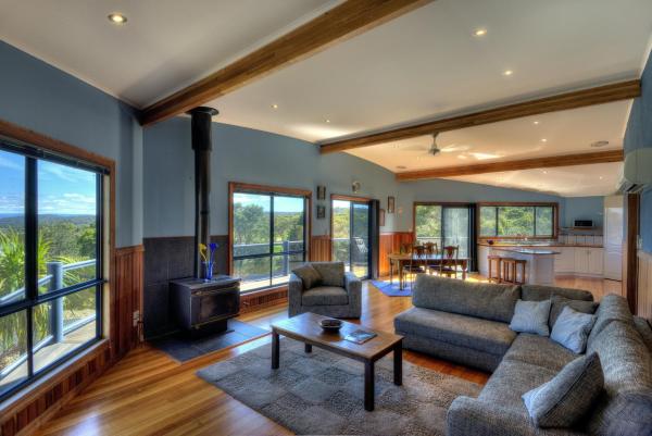 Overlooking The Golf Course. 6 Minute Walk To Beach. Fireplace. Large Sundeck. - Coles Bay