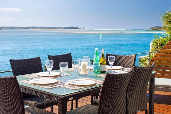 Riverfront Apartment, Perfect Location - Noosa